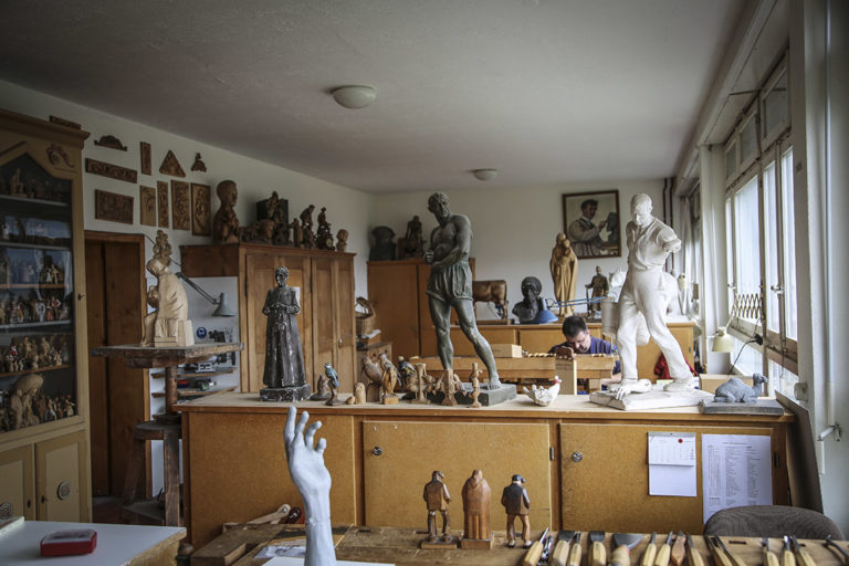 Huggler Holzbildhauerei: SWISS WOOD CARVING BETWEEN TRADITION AND FUTURE