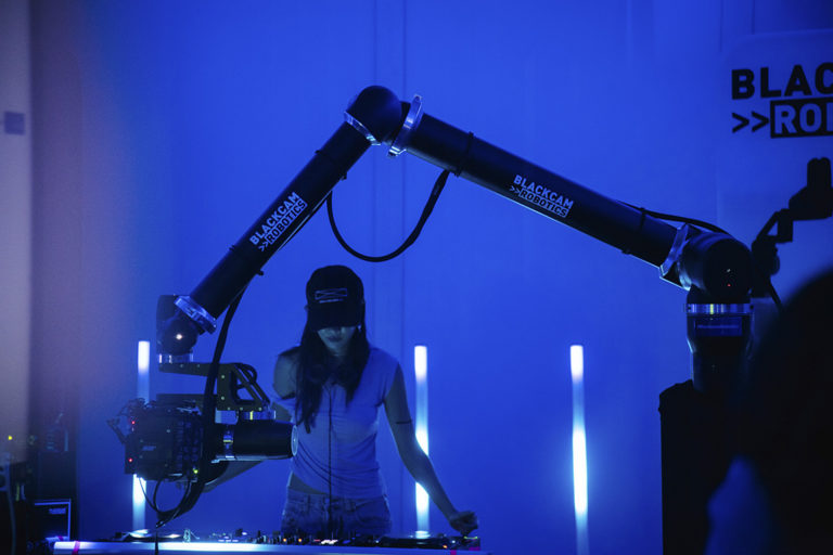 MOO Video Productions: MOVING IMAGES, INDIVIDUAL LOOKS